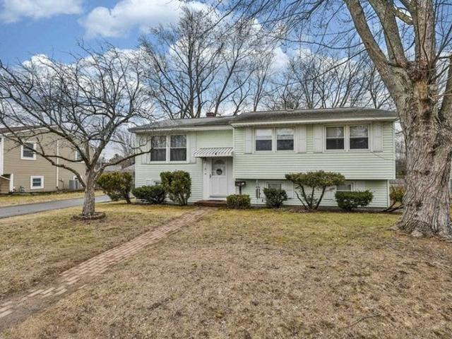 8 Kingston Dr, Nashua, NH 03060