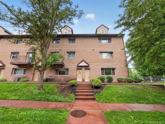 8 Klint Ct, Nanuet, NY 10954