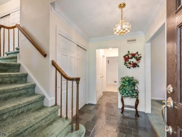 8 Knollwood Drive