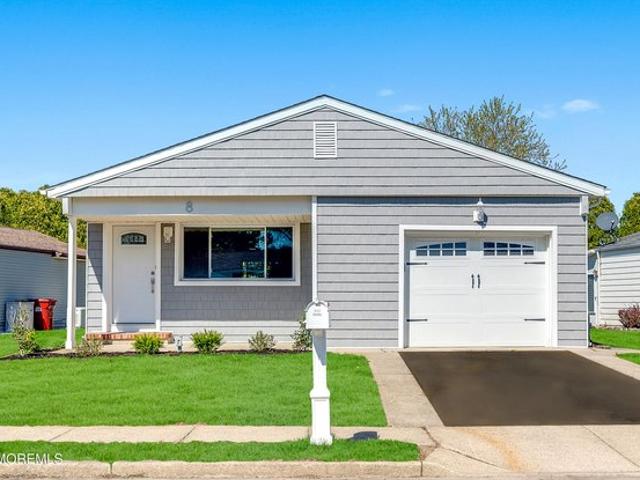 8 LA Terraza Dr, Toms River, NJ 08757