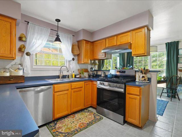 8 Lakeside Drive