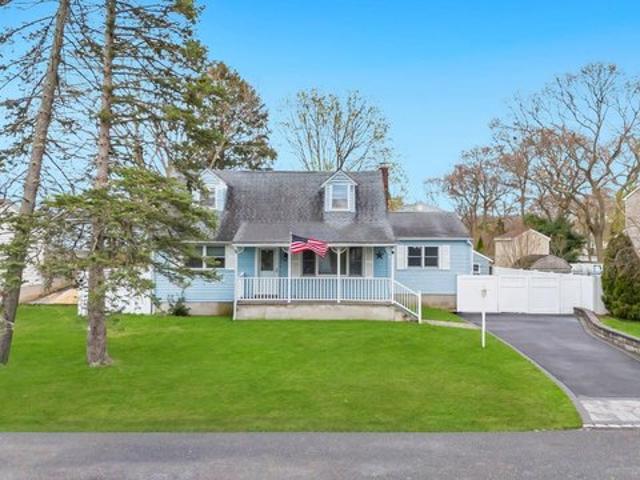 8 Lama Dr, Shirley, NY 11967