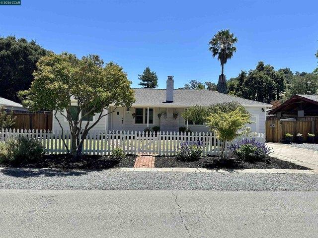 8 Lander Dr, Martinez, CA 94553