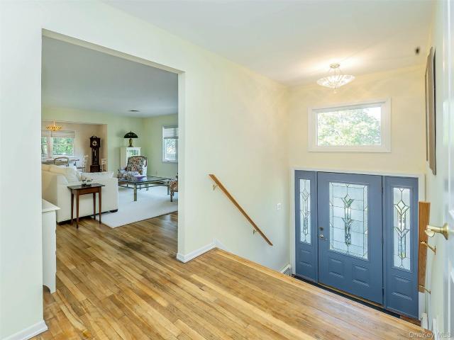 8 Laurel Way