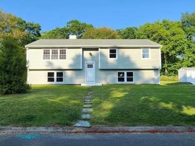 8 Leary Dr, Waterford, CT 06385