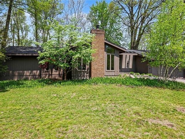 8 Lodge Pole Rd, Pittsford, NY 14534