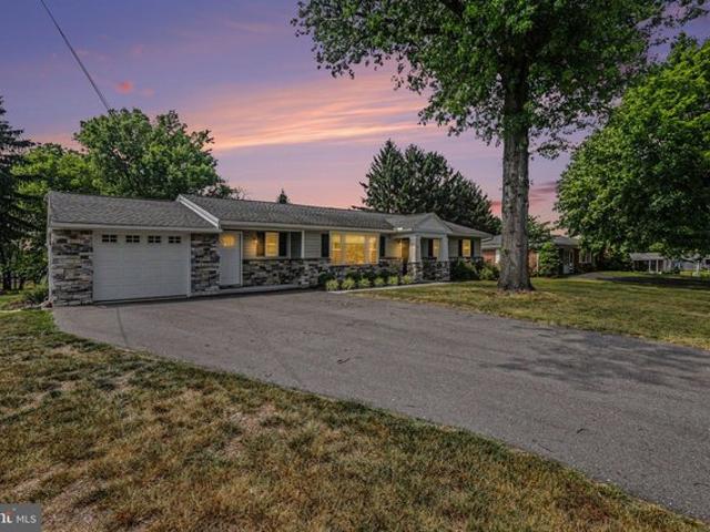 8 Longview Dr, Mechanicsburg, PA 17050