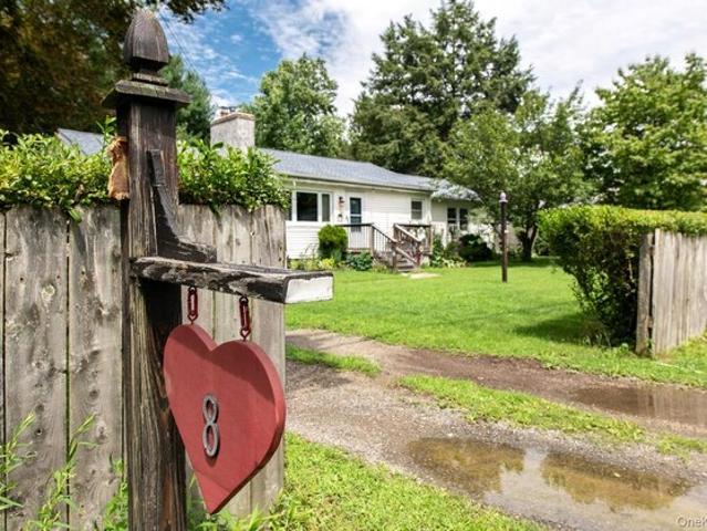 8 Loyola Rd, Elizaville, NY 12523