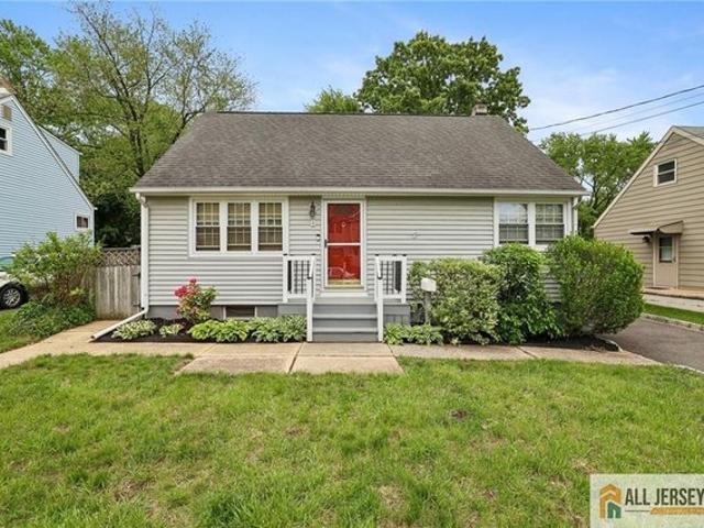 8 Parkway Pl, Sayreville, NJ 08859