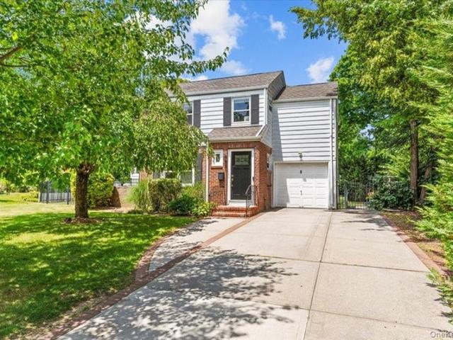 8 Park Cir, Great Neck, NY 11024