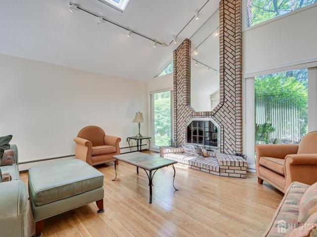 8 Parkside Dr, North Brunswick, NJ 08902