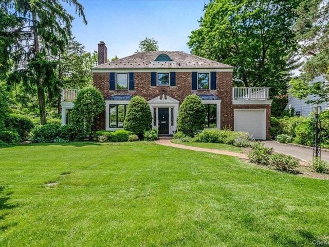 8 Parkside Dr, Great Neck, NY 11021