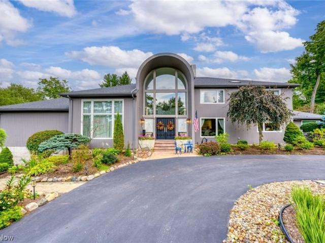 8 Pebblebrook Ln, Chagrin Falls, OH 44022
