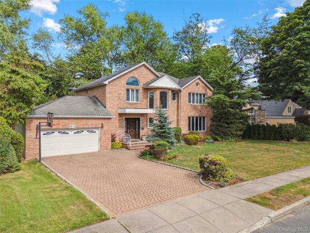 8 Percheron Ln, Roslyn Heights, NY 11577 | MLS #982131 | Compass