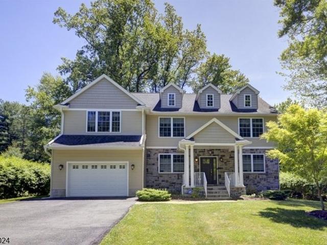8 Phyllis Pl, Randolph, NJ 07869