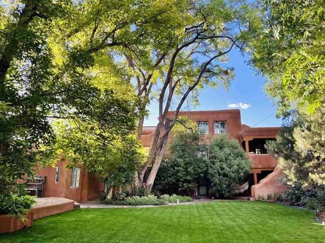 8 Placita Vieja, Ranchos de Taos, NM 87557