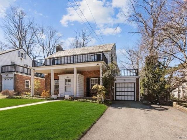 8 Plymouth Rd, Great Neck, NY 11023