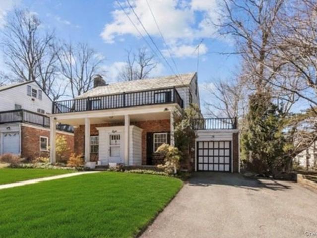 8 Plymouth Rd, Great Neck, NY 11023