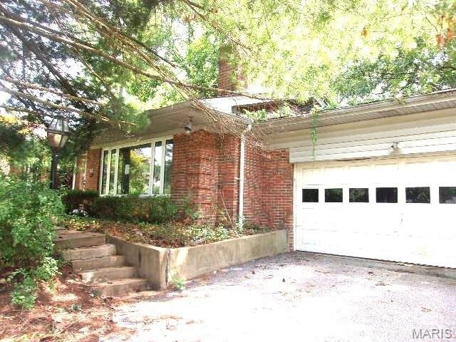8 Price Meadows Dr, Saint Louis, MO 63132