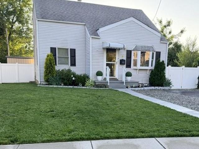 8 Runyon Dr, Hamilton, NJ 08610