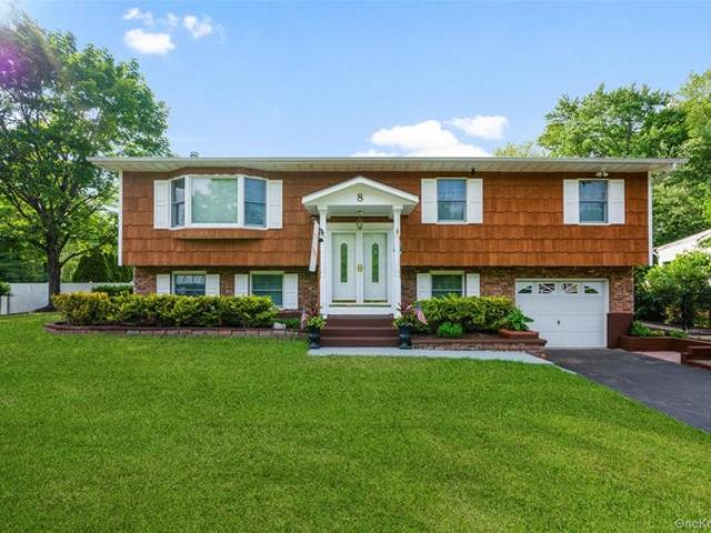 8 Reggie Dr, Wappingers Falls, NY 12590