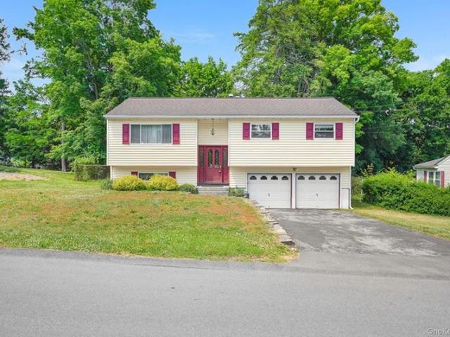 8 Ricky Ln, Poughkeepsie, NY 12601