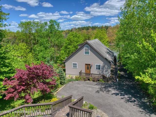 8 Rip Van Winkle Dr, Athens, NY 12015