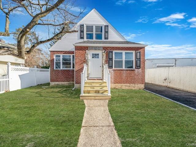 8 Rockaway Ave, Westbury, NY 11590