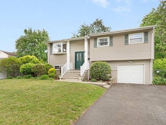 8 Robin Rd, Somerville, NJ 08876