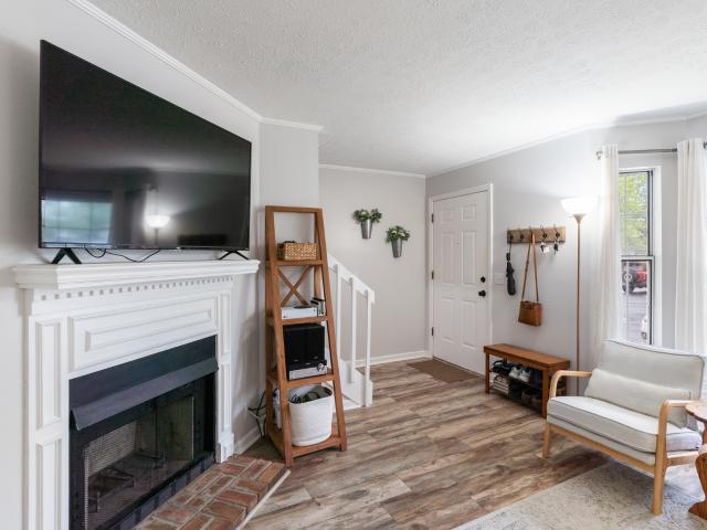 8 Rolling Meadows Dr