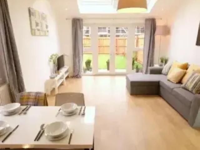 8 Rose Street, Chadderton, OL9 8ES, United Kingdom | 3 bed apartment for rent #144883497 | Rentberry