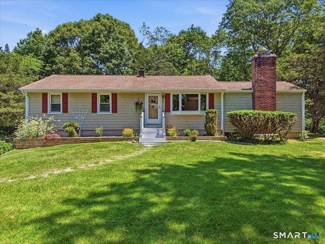 8 Roxbury Ct, East Lyme, CT 06357