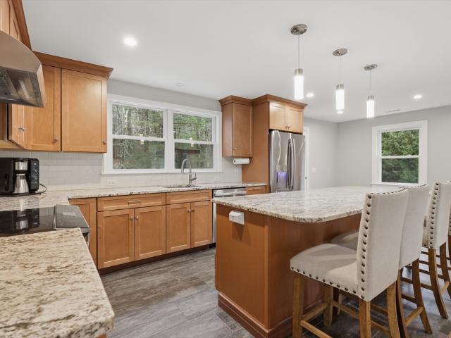 8 Stony Brook Dr, Sturbridge, MA 01566 | MLS #73496 | Compass
