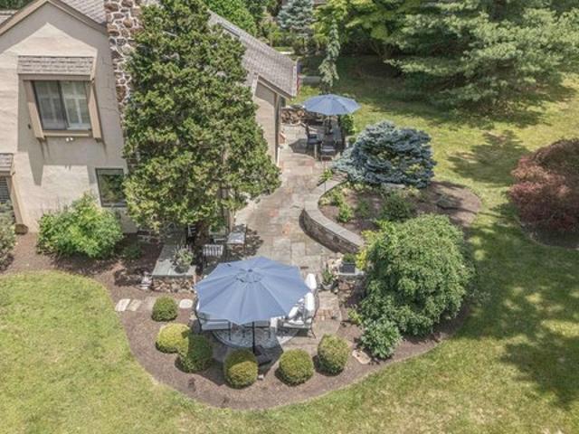 8 Sugar Knoll Dr, Devon, PA 19333