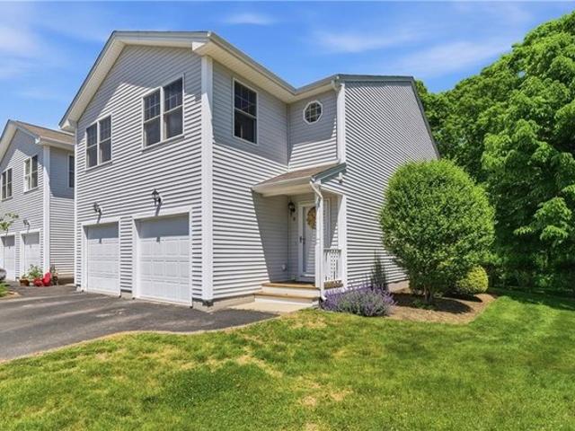 8 Susan Cir, South Kingstown, RI 02879