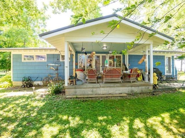 8 Surfside Dr, Irving, NY 14081