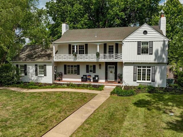 8 S Colonial Ct, Eastborough, KS 67207