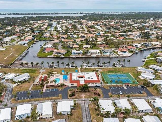 8 S Buena Vista Ave, Englewood, FL 34223