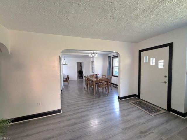8 S Greenfield AVE
