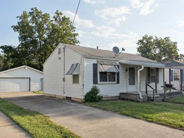 8 S Hampton Ct, Newton, IA 50208