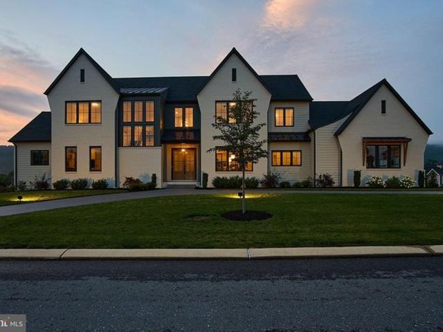 8 Sailfish Dr, Mechanicsburg, PA 17050