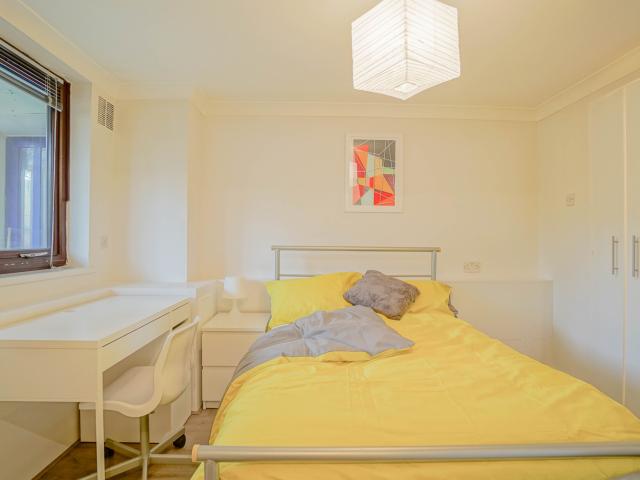 8 Sheffield Square – Room 1