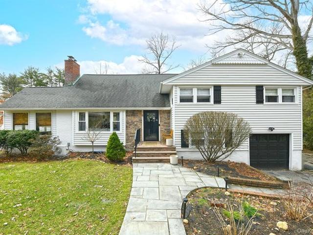 8 Sherwood Dr, Huntington, NY 11743