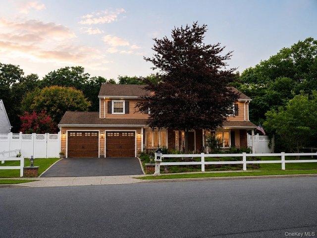 8 Singingwood Dr, Holbrook, NY 11741