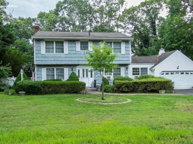 8 Skyview Ln, Stony Brook, NY 11790