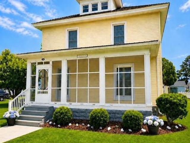 8 South St, Wachapreague, VA 23480