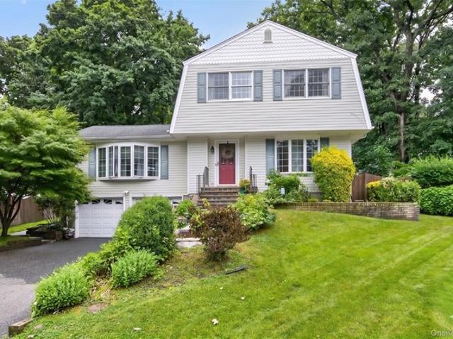 8 Tuscan Ct, Huntington, NY 11746