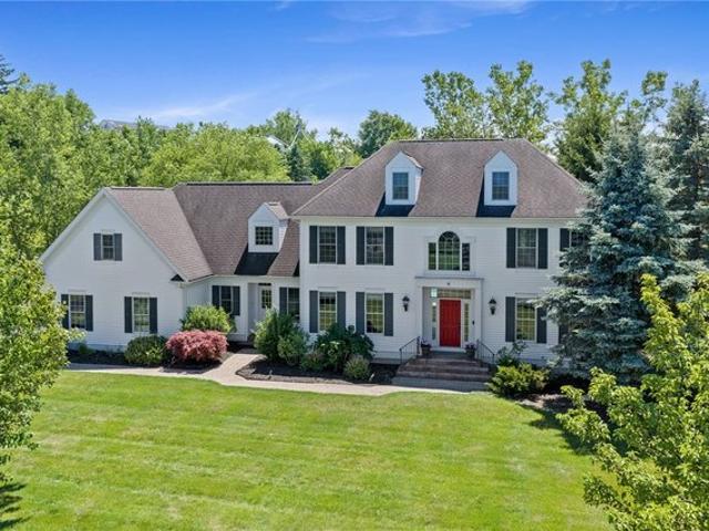 8 Turning Leaf Dr, Pittsford, NY 14534