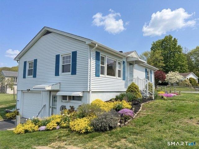 8 Teddy Ln, Norwich, CT 06360