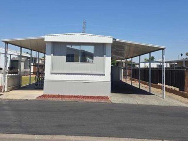 8 Tee Ln, Bakersfield, CA 93308